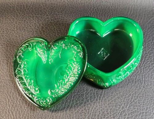 Boyd's Crystal Art Glass Covered HEART JEWEL BOX #34 FURR GREEN 9-9-81 ...
