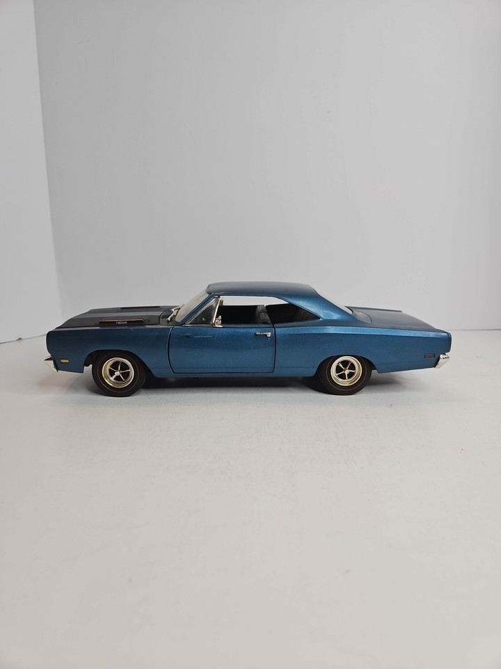 Ertl 1969 Plymouth Road Runner 1/18 Scale Diecast American Muscle | eBay