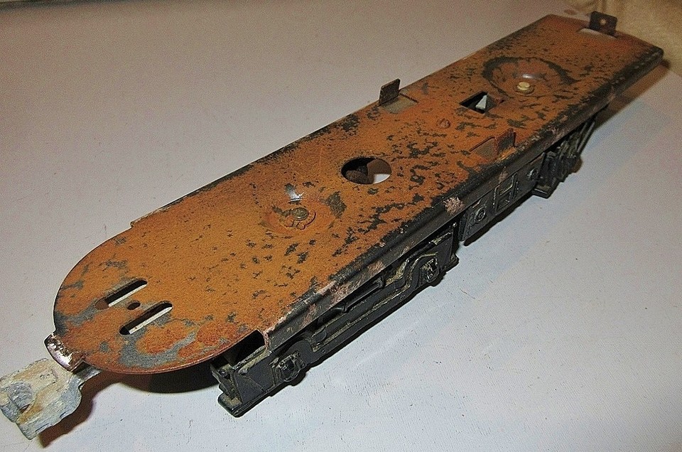 LIONEL #200 SERIES ALCO NON POWER A UNIT FRAME W/TRUCKS.NEEDS SOME HELP ...