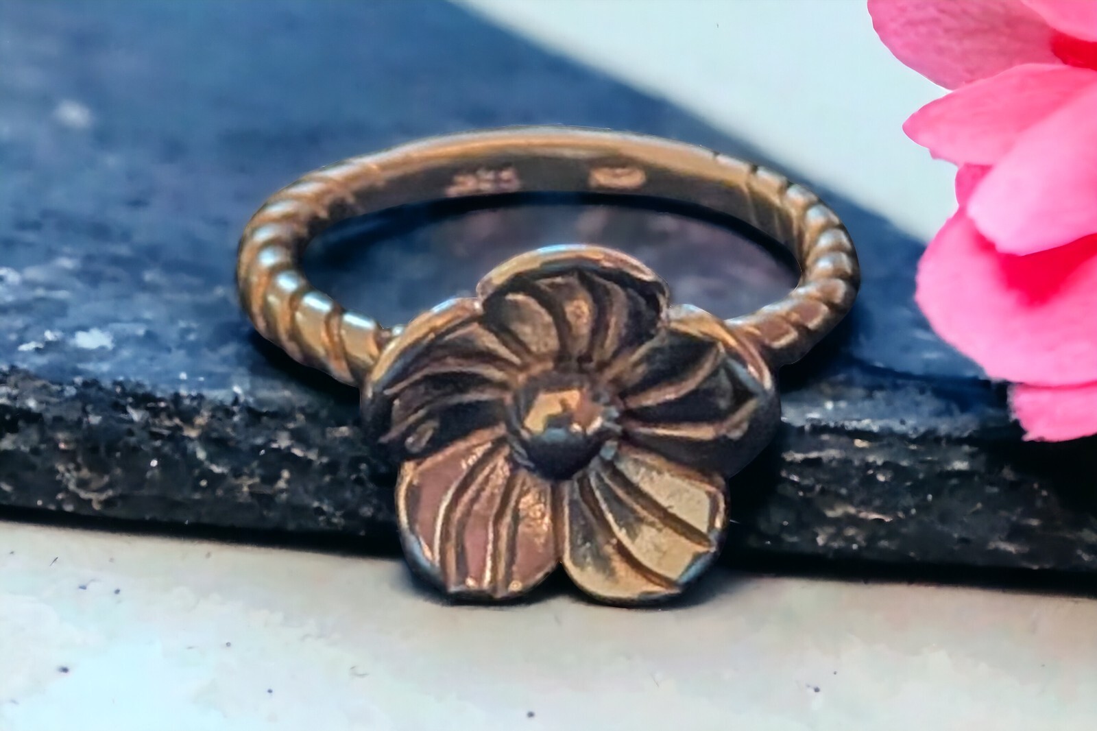 Lovely 925 Sterling Silver Flower Ring Signed - Gem