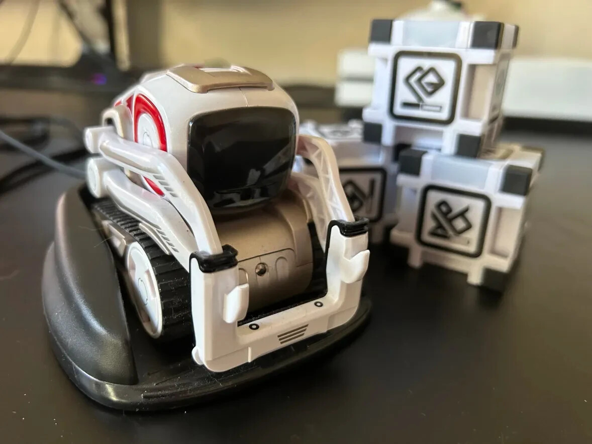Anki Cozmo Robot Toy with Cozmo Cubes and Charger Excellent Condition ...