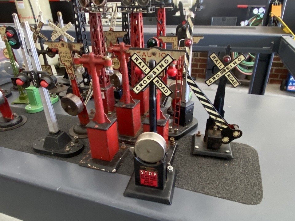 HUGE lot Of Vintage Lionel, Marx Train Gates, Crossings, Light Towers ...