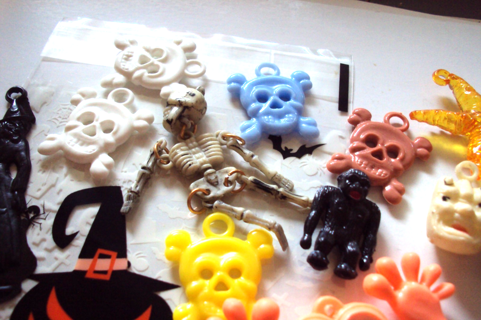 Vtg Gumball Charm Cracker Jack LOT HALOWEEN SPOOKY Vending machine ...