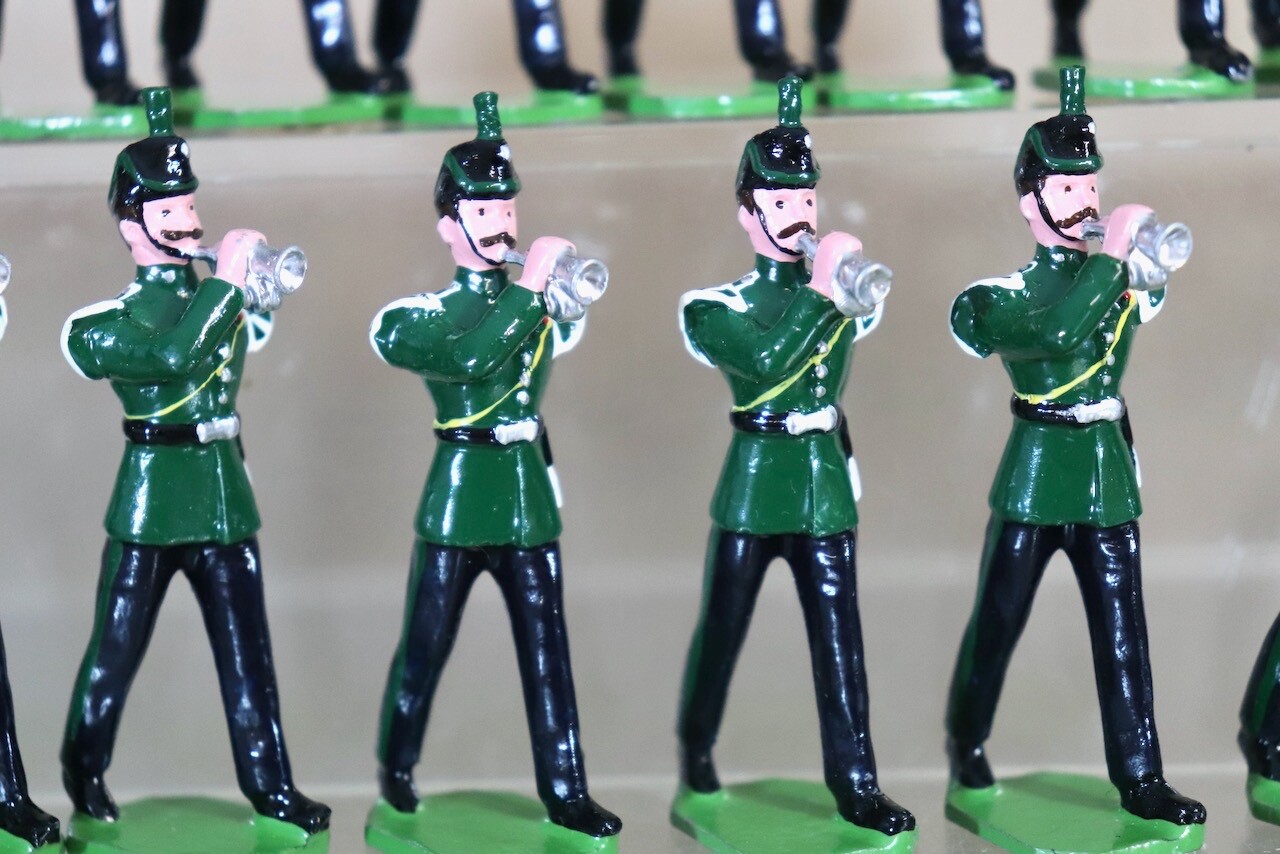 DUCAL 25 x LIGHT INFANTRY DIVISION SOLDIERS MARCHING BUGLE BAND od ...