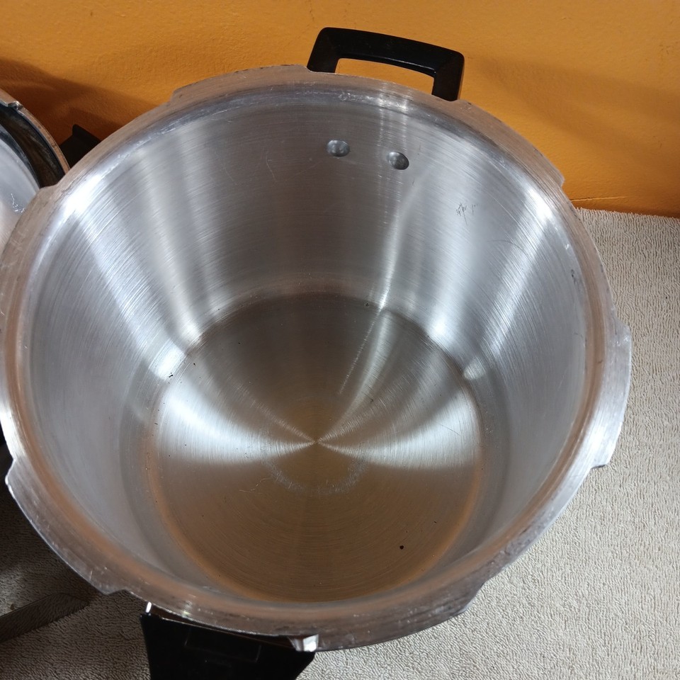Manttra 3.8 Qt. Skillet & 7 Qt. Pressure Cooker With Lids, extra items ...