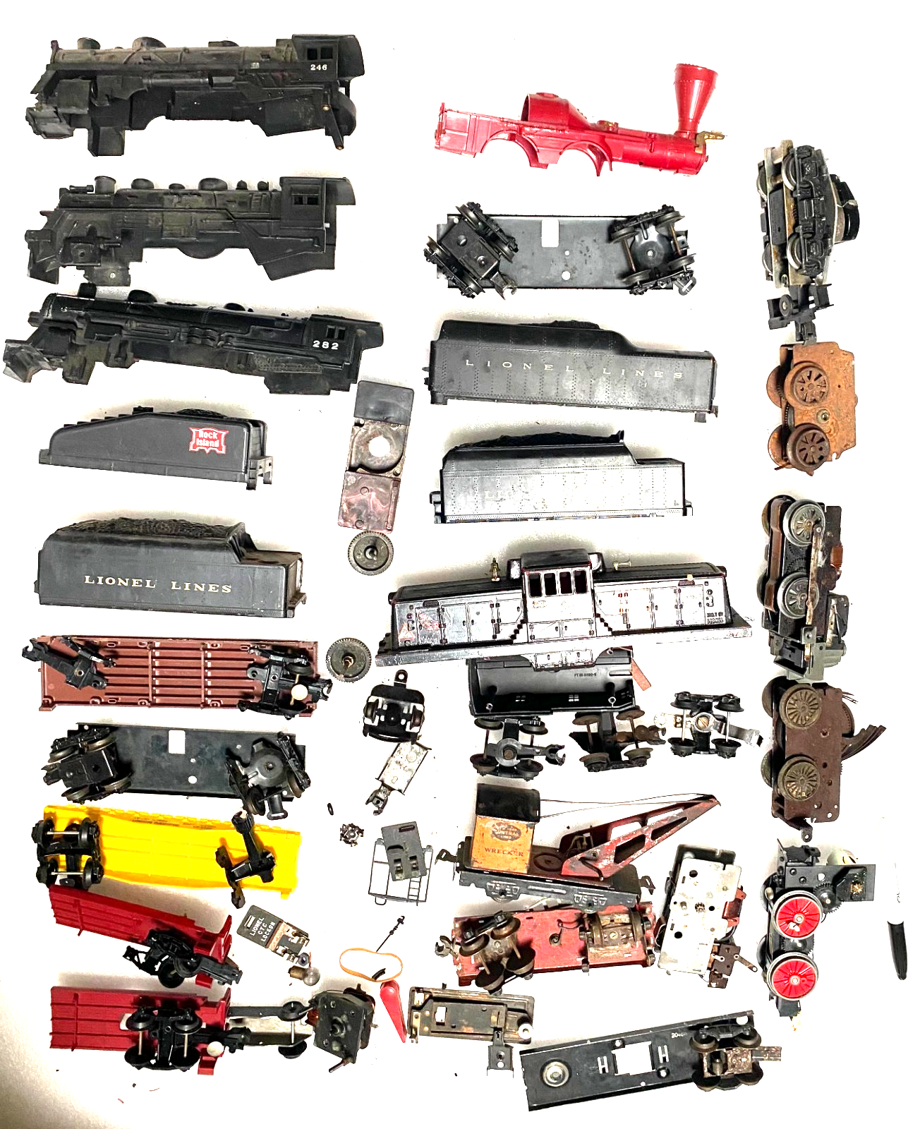 LIONEL LARGE ASSORTMENT OF TRAIN BODIES, CARS AND PARTS/PIECES..... NO ...