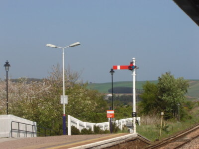 Photo 6x4 Old-style semaphore signal, Stonehaven station c2007 | eBay UK
