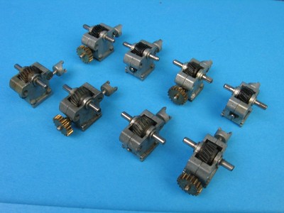 Trix Express Radsatzlager mit Antriebsritzel und Krallenwellen AX 2540 ...