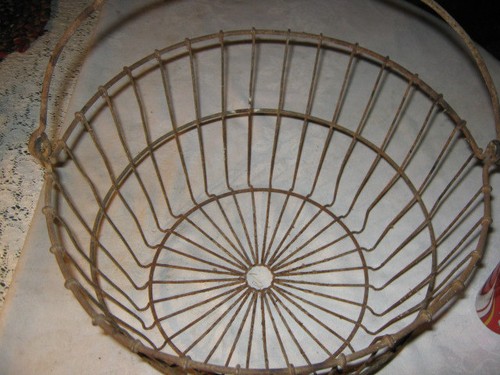 ANTIQUE COUNTRY PRIMITIVE WIRE GARDEN EGG GATHERING ART BASKET SEA CLAM ...