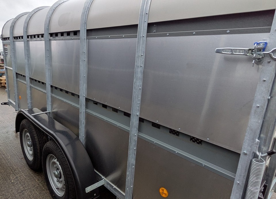 NEW Bateson 'Red-Stripe' 4.2mtr/14ft Livestock Trailer with HD cattle ...