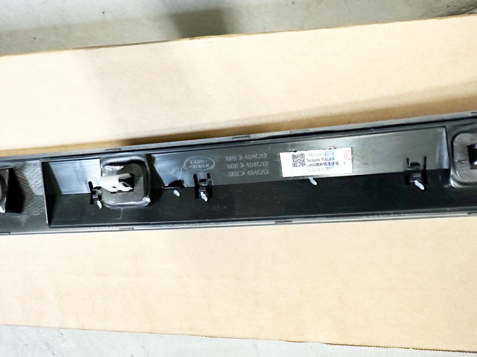 2023 GENUINE NEW OEM RANGE ROVER V8 P530 L460 REAR TRUNK HANDLE LIP ...