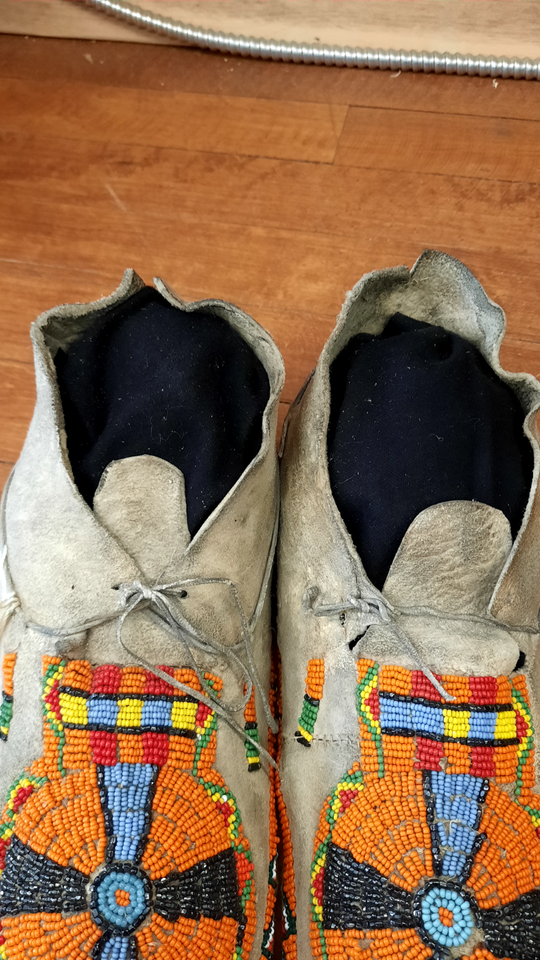 Antique Native American Beaded Crow Moccasins c1900s Keyhole Design ...