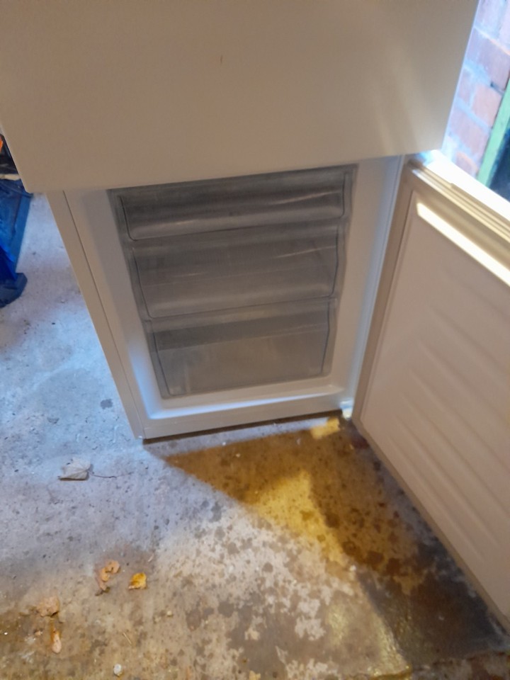 Fridge Freezer 60 40 Split Only 9 Months Old. BARGAIN | eBay UK