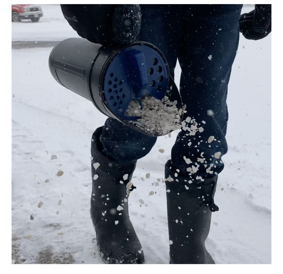 CHAPIN Hand Ice Melt Shaker Seed Spreader for Salt, Grass Seed ...