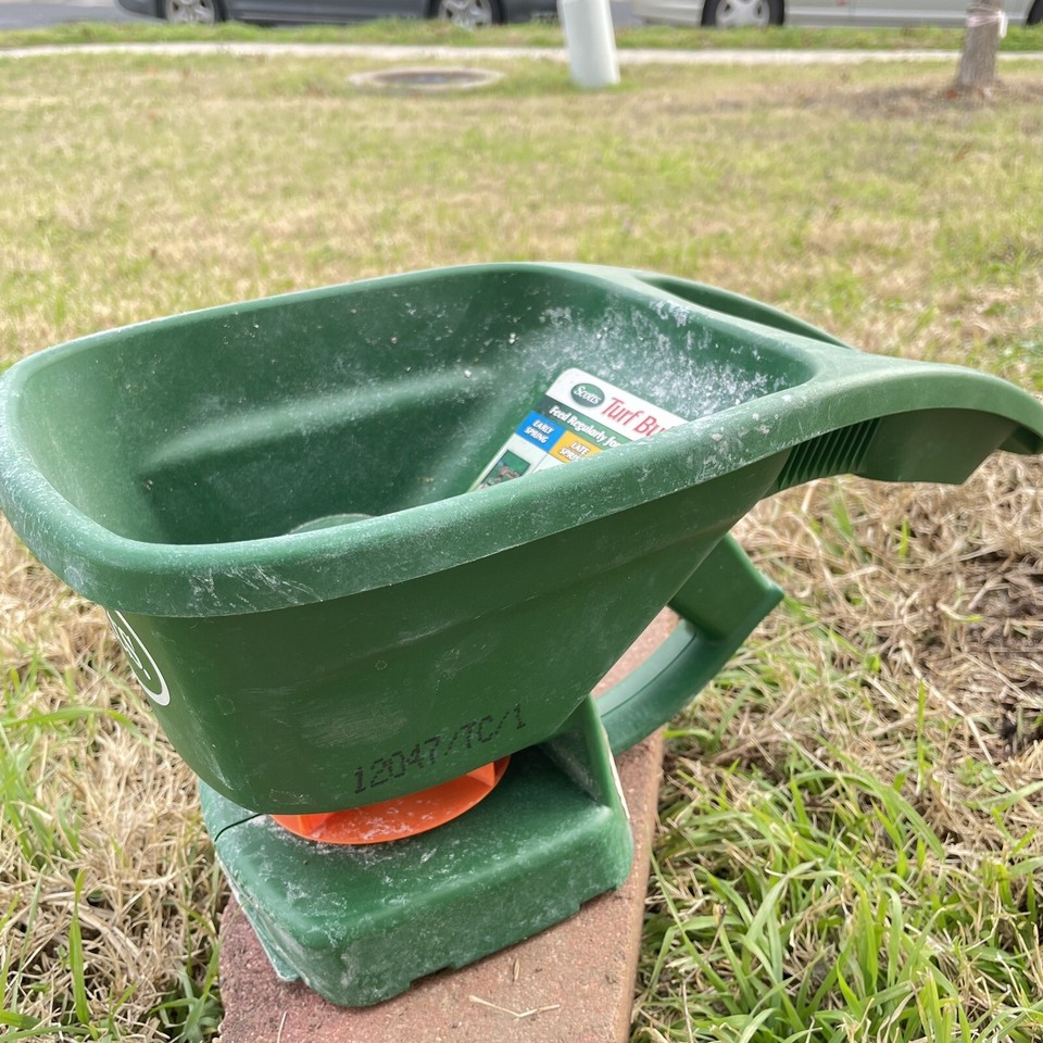 Scotts Turf Builder Hand Held Fertilizer Grass Seed Spreader Working ...