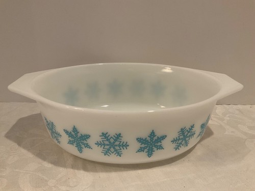 Vintage PYREX 1.5 Quart Casserole Bowl oval blue snowflakes on white | eBay