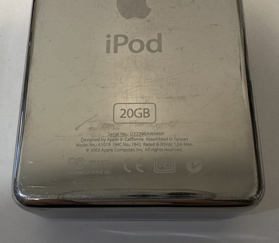 Apple iPod classic 2nd Generation | 20 GB | White | 2in Screen | USB 2. ...