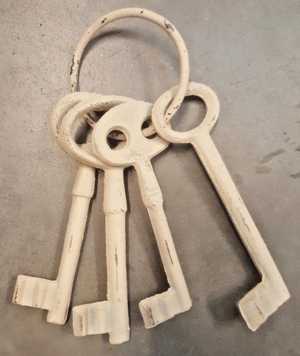 4 Large Jailhouse Keys Jailer Keyring Skeleton jail key and ring cast ...