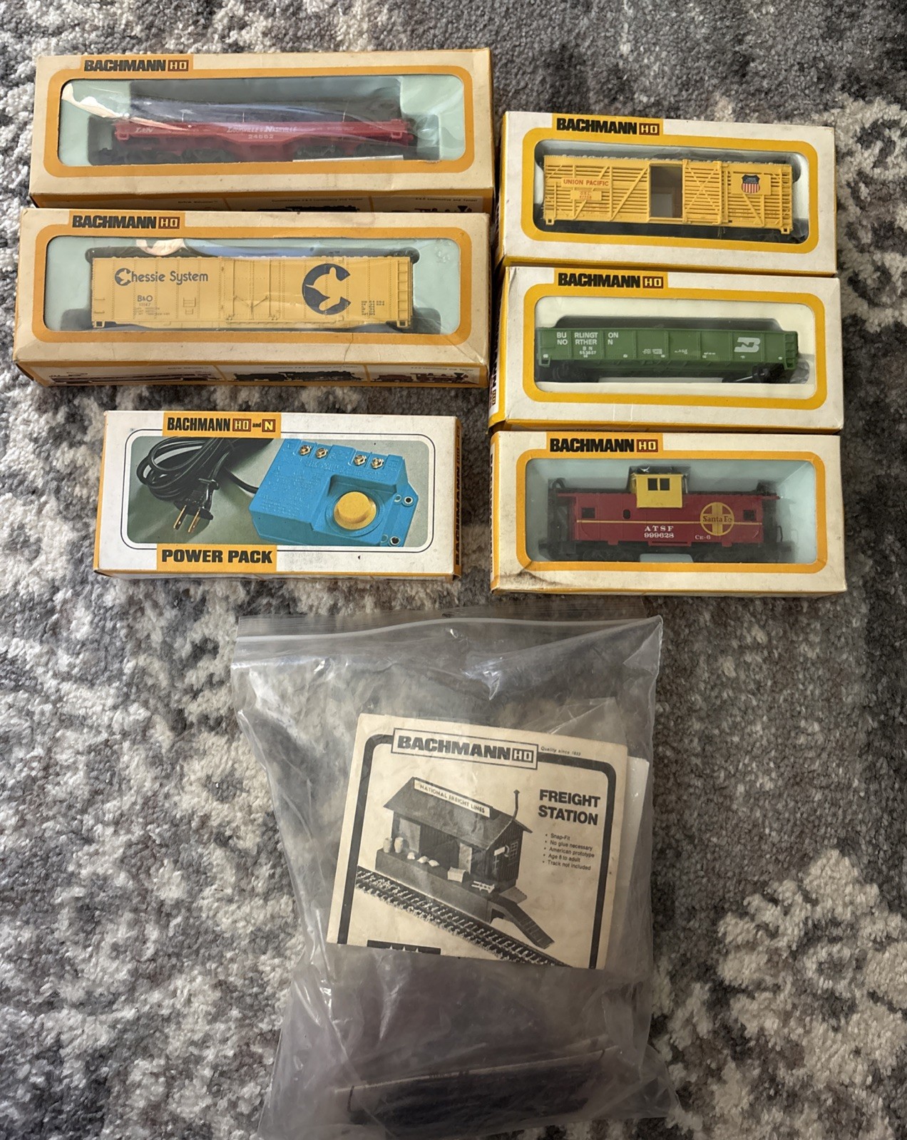 HO Lot of Bachmann Mixed Freight Cars in Boxes, Power Pack & Freight ...