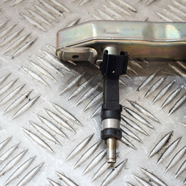 Toyota Yaris X150 Kraftstoffverteiler mit Einspritzdüsen 0280158213 1 ...