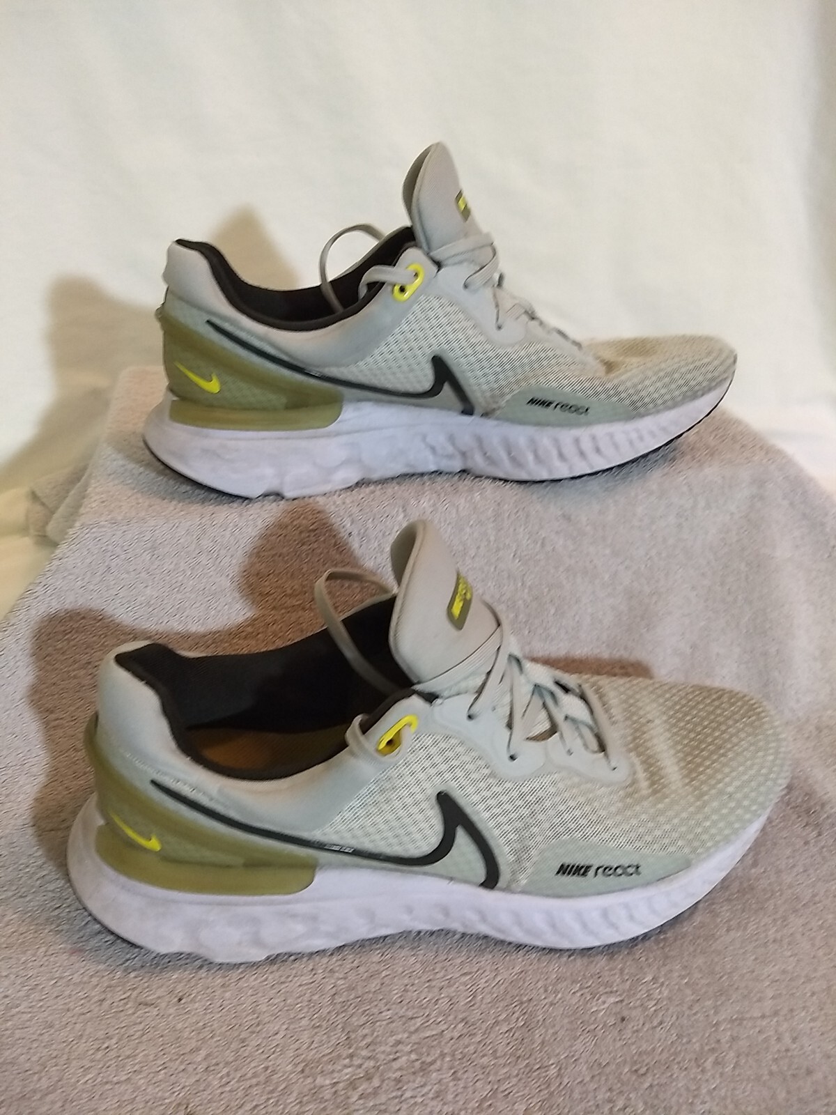 Nike Mens React Miler 3 Light Silver Sequoia (DD0490-… - Gem