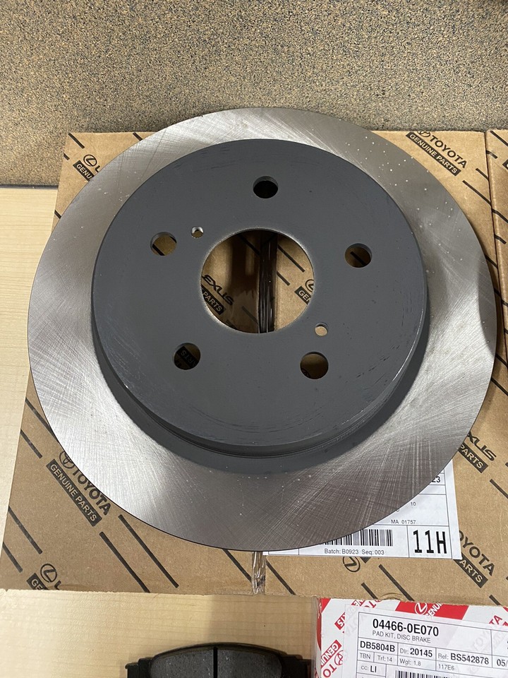 2018-2021 TOYOTA CAMRY XLE, XSE OEM NEW REAR BRAKE KIT ROTORS TCMC PADS ...