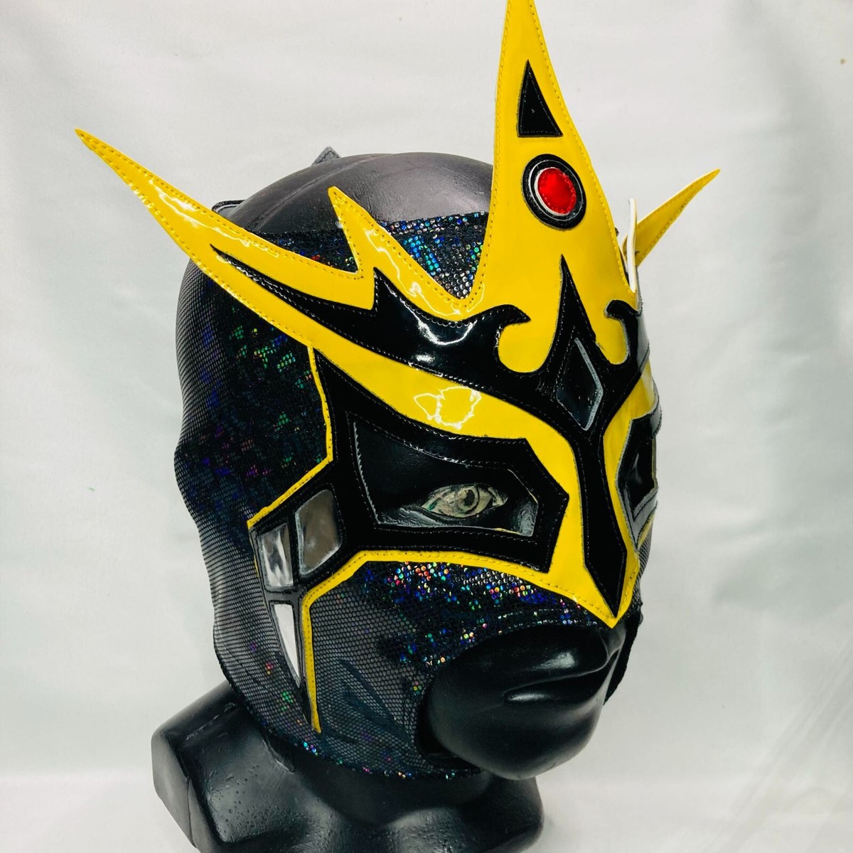 Juventud Guerrera Mask Juventud Guerrera Signed 11x14 Photo BAS