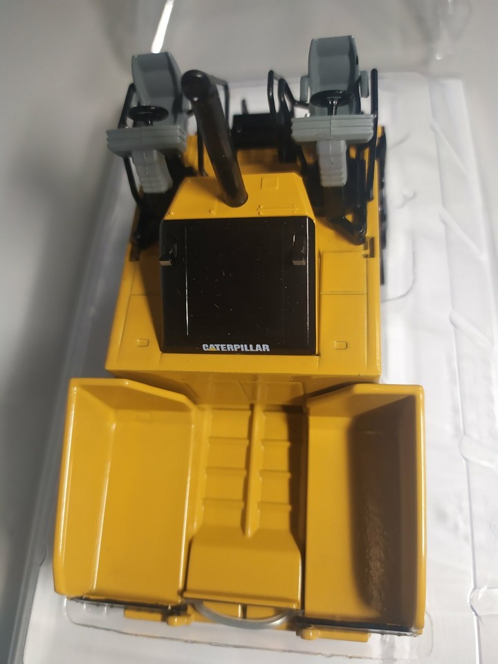 RARE CAT 1:50 AP600D ASPHALT PAVER DIE CAST METAL (YELLOW/BLACK)-55259 ...