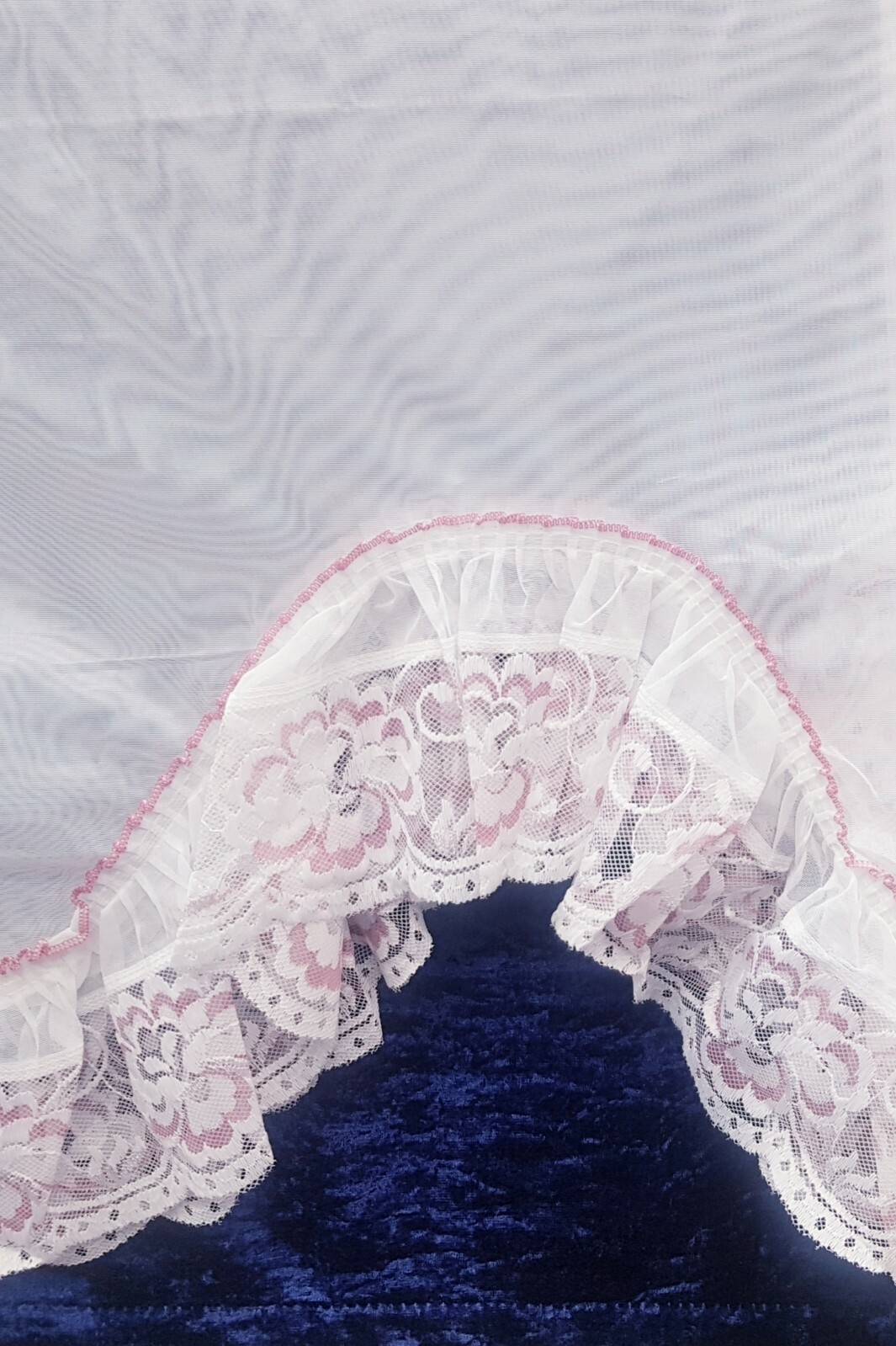 Festoon / Austrian style frilled net curtain. White/ dusky pink 160" x ...