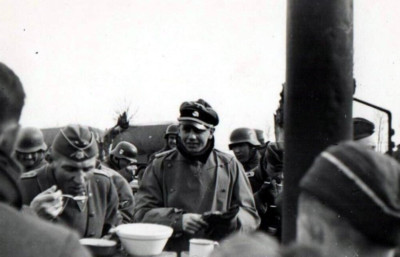 WW II German Photo ** Soldiers Eating At Field Kitchen | eBay
