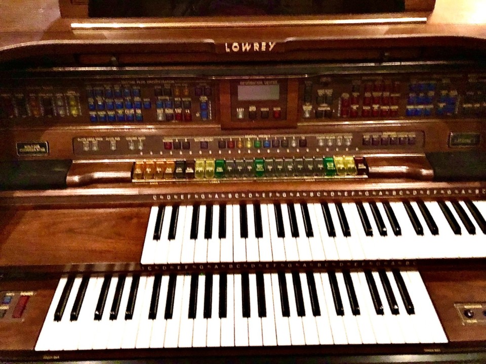 LOWREY ORGAN - LEGACY SU300 mint condition with original bench and ...