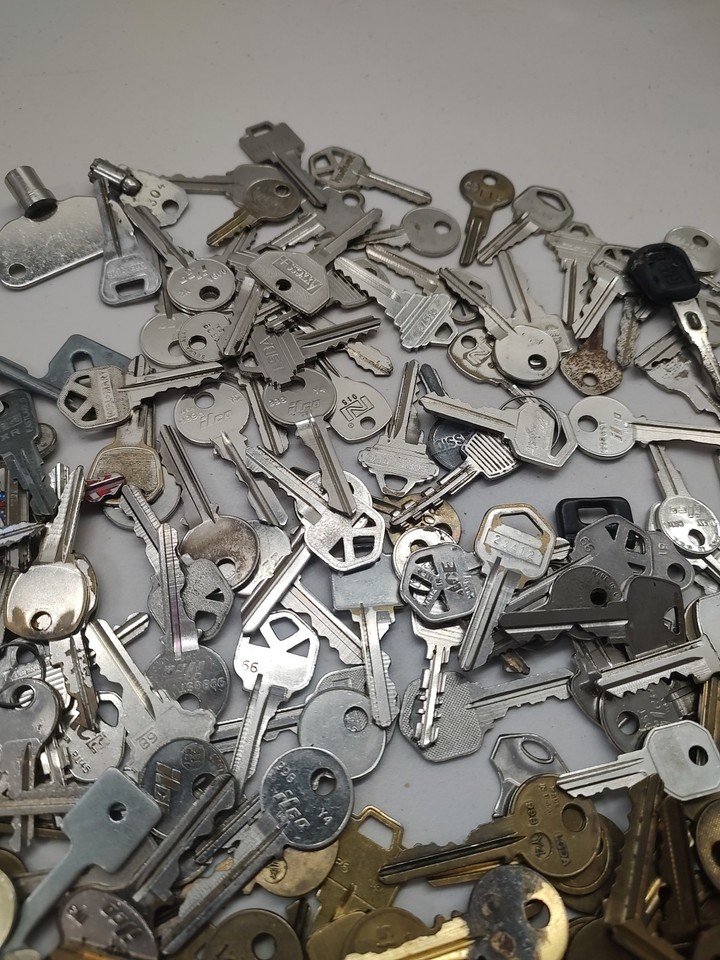 Giant Vintage Key Lot Car Yale Wide Variety 7 lbs Brass Crafting 355 ...