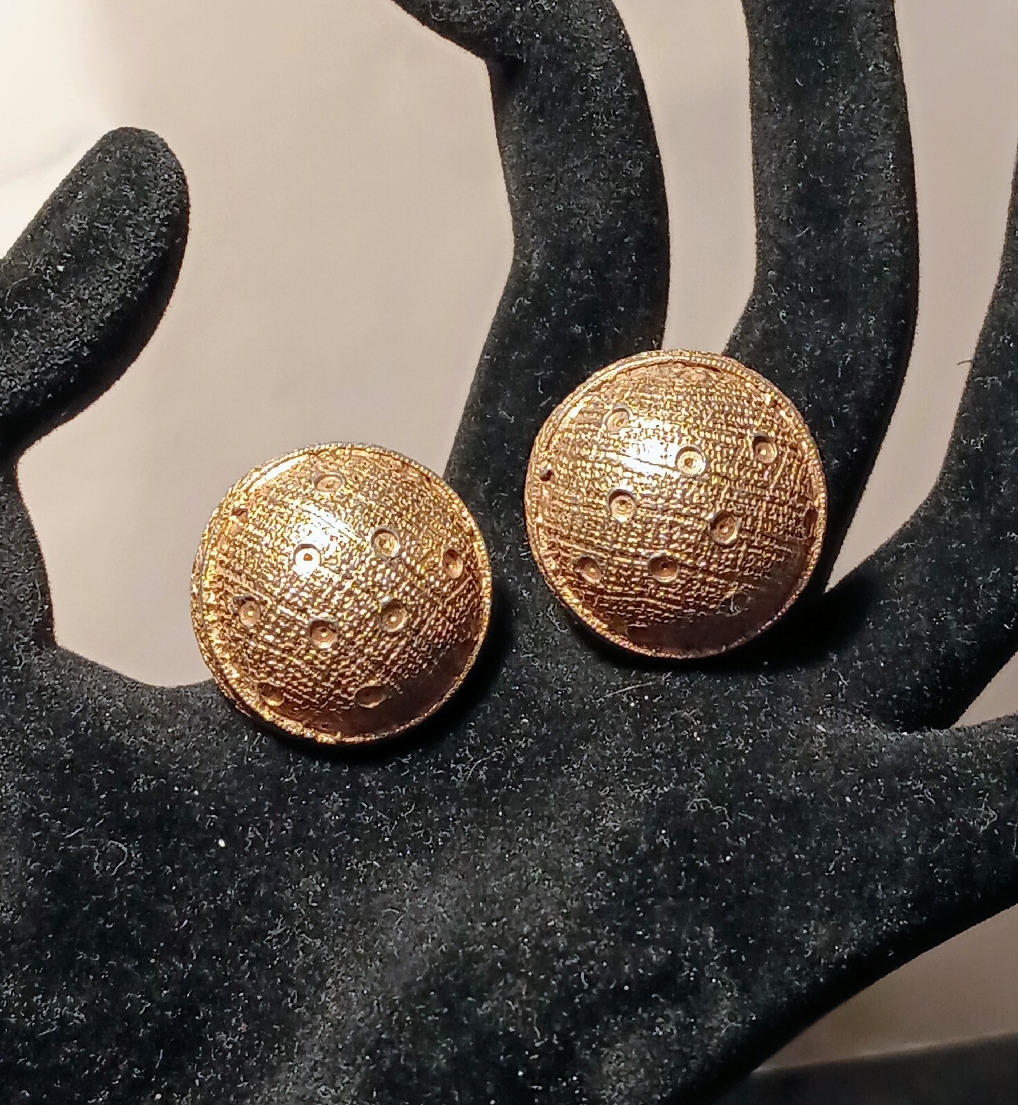 Rare Vintage Adele Simpson Gold Tone Domed Clip On Ea… Gem