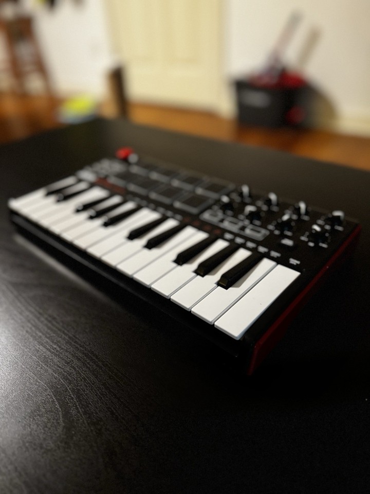 Akai MPK mini 25-Key MIDI Keyboard Controller Pad Triggers Arpeggiator ...