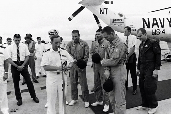 New 5x7 NASA Photo: Apollo 13 Crew in Prayer aboard USS IWO JIMA after ...