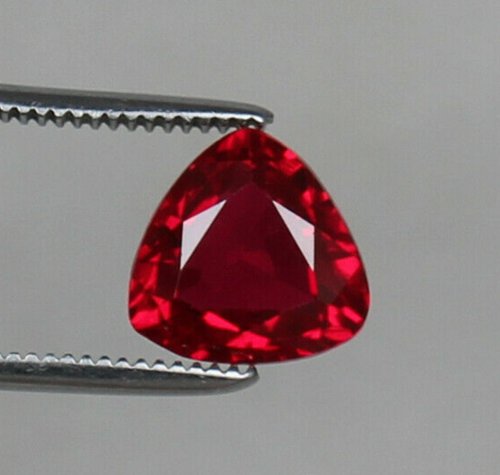 4,55 ct. Natürlicher Mogok (Burma) blutroter Rubin im Billionenschliff ...