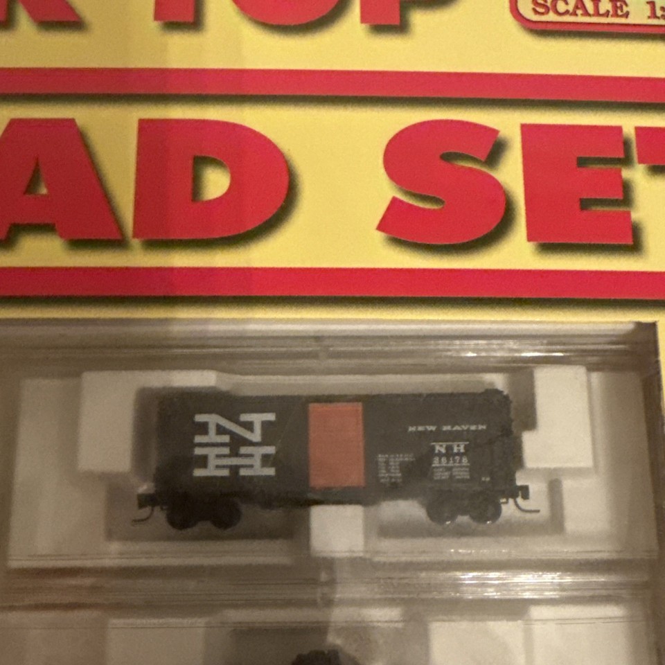 Micro-Trains Line Z Scale Desk Top Railroad Set With 5 Extra Cars. | eBay