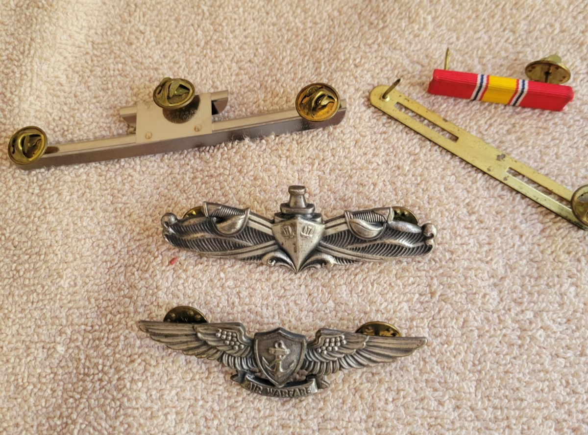 VINTAGE LOT OF USN V-2IN AIR WARFARE MILATARY PINS FROM A LOCAL ESTATE ...