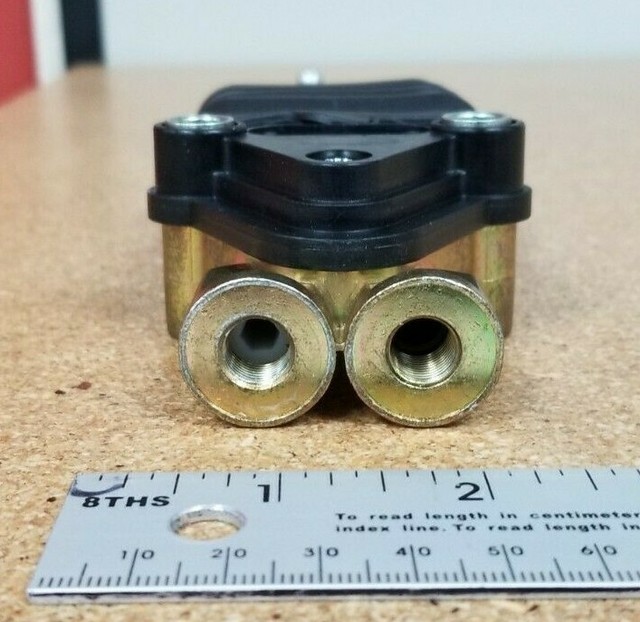Cab Leveling Valve for Freightliner. PAI # 740224 Ref. # 4640070030 8 ...
