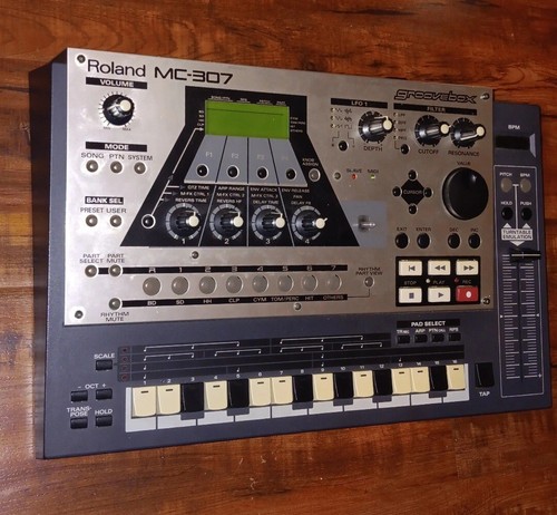 Roland MC-307 Groovebox Drum Machine Rhythm Sequencer In MINT working ...