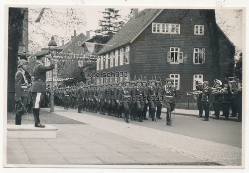 Foto Soldaten der Luftwaffe marschieren vor dem General der Flieger ...