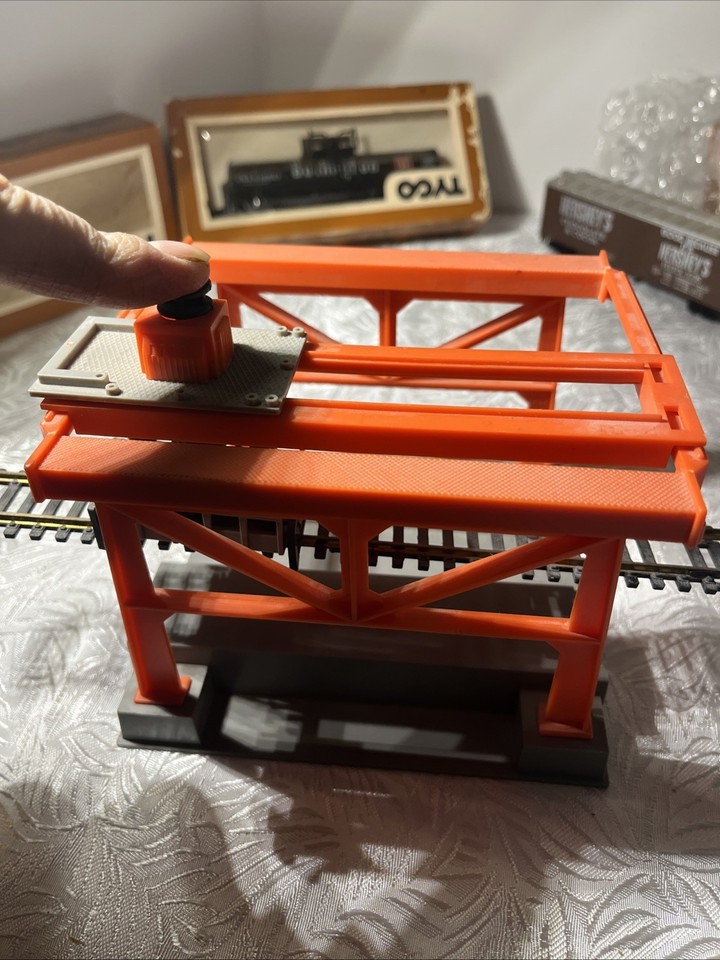Tyco HO Scale Operating Piggyback Loader Unloader Depot Train Accessory ...