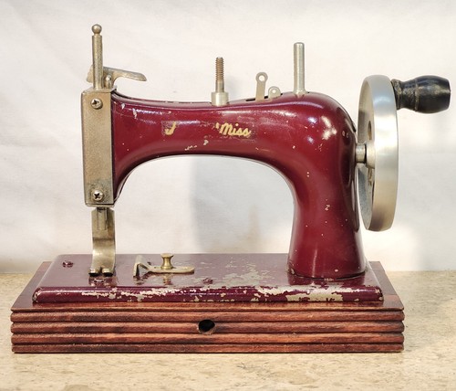Vintage Toy Artcraft Junior Miss Sewing Machine Tee Gee West Haven ...