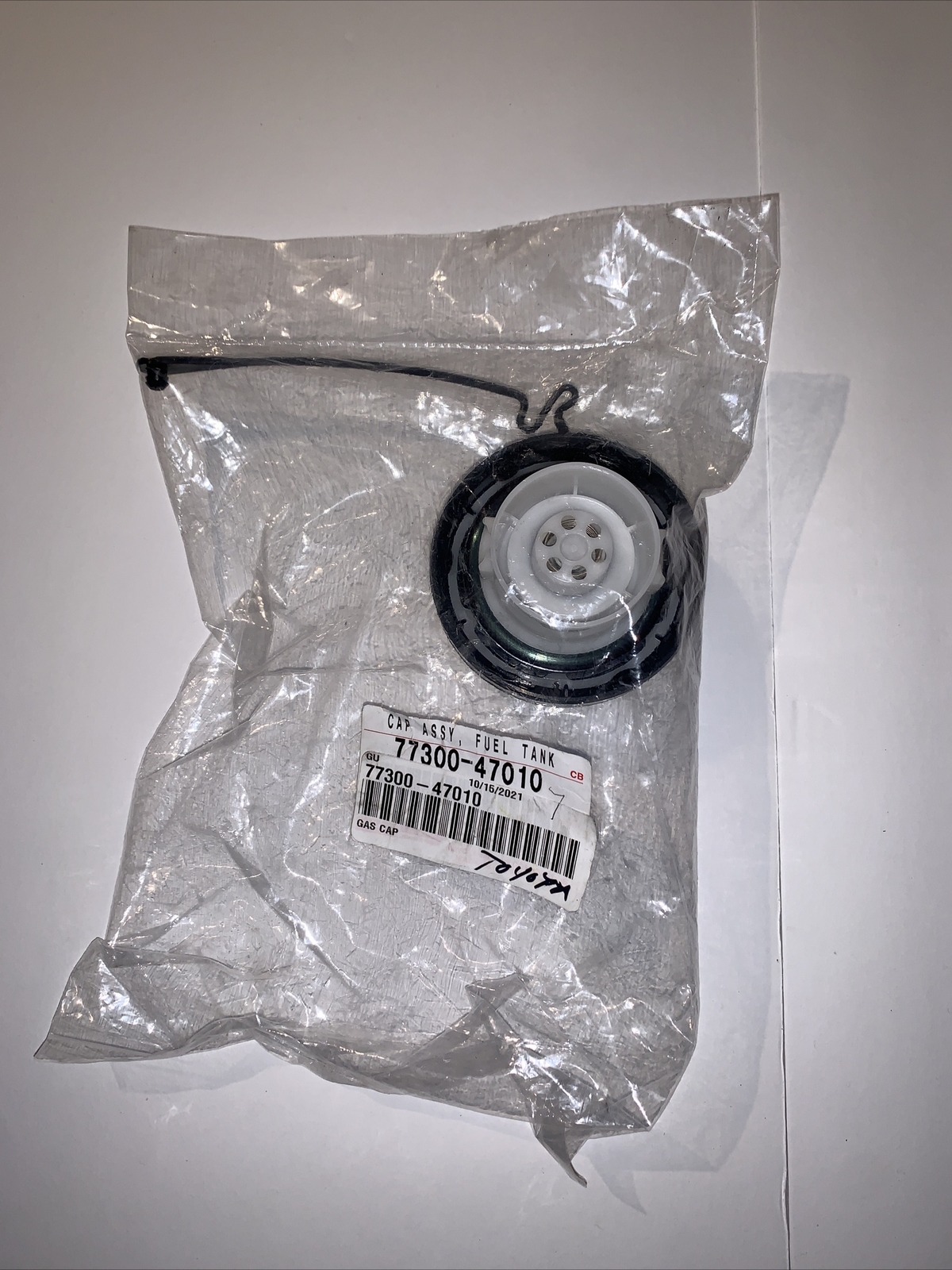 Genuine Toyota Fuel Tank Cap 77300-47010 S Sealed in bag | eBay