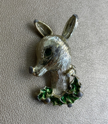 VINTAGE SIGNED AVON DEER BROOCH WITH GREEN WREATH AND CRYSTAL EYE | eBay