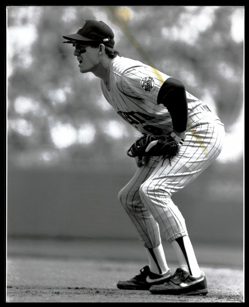 1990 Minnesota Twins GENE LARKIN Fielding Original Photo Type 1 | eBay