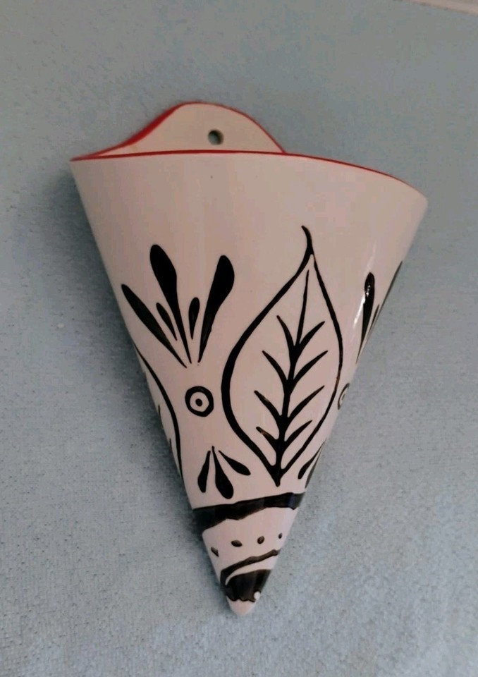 Creative Co-Op Studio Art Pottery Triangle Wall Pocket Black & White ...