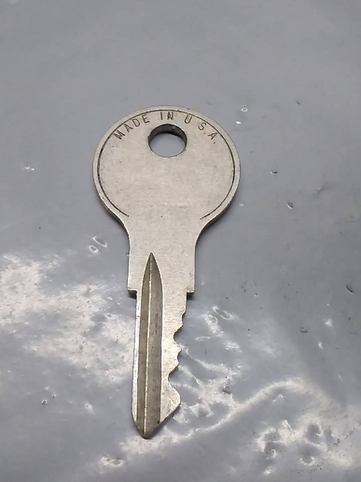 YALE LOCK Co. # LP3003 LP 3003 Desk Drawer Trunk Padlock Coin-op Key ...