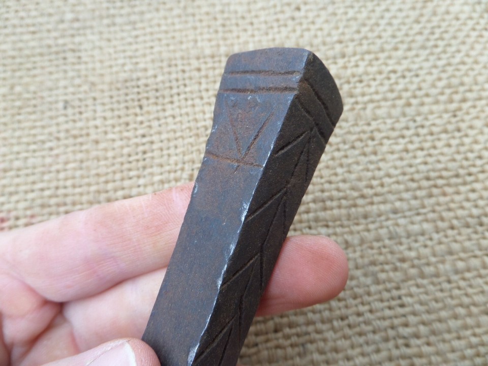 PICCOLA INCUDINE FALCE FALCE DECORATA ANTICA IN FERRO BATTUTO FORGIATA ...