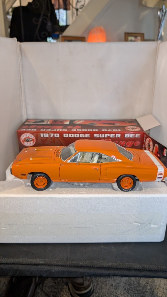 GMP 18956 - 1970 DODGE CORONET SUPER BEE GO MANGO WHITE STRIPE 1:18 ...